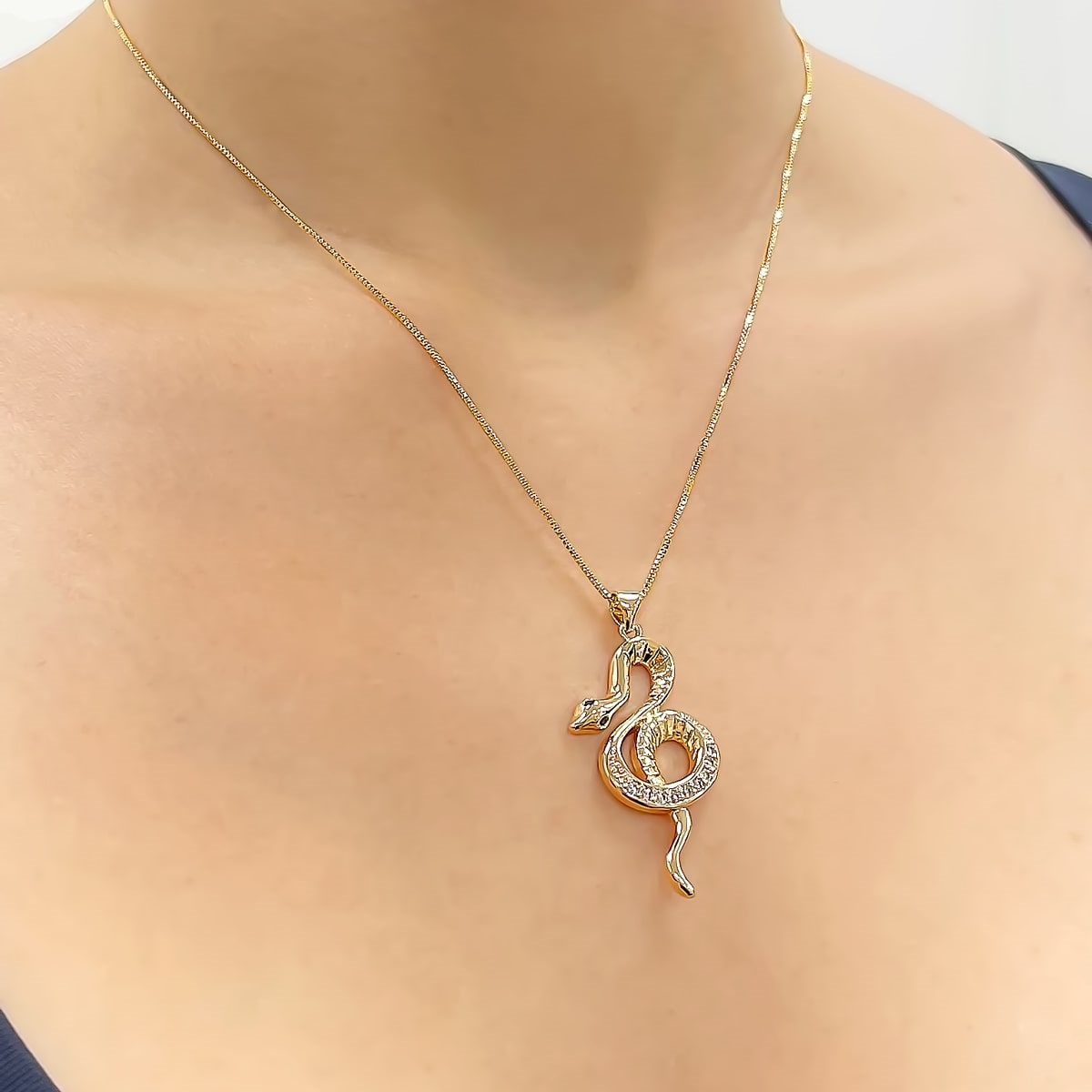 Pingente Cobra com Cristais e Corrente com Acabamento em Ouro Amarelo ...